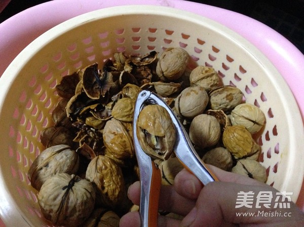 How to Open Walnuts Recipe - Simple Chinese Food