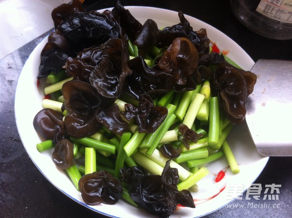 Stir-fried Pork with Fungus and Garlic Moss Recipe - Simple Chinese Food