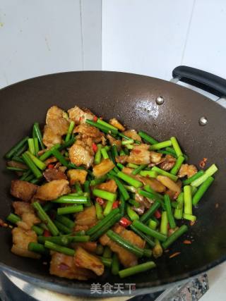 Stir-fried Pork with Garlic Moss Recipe - Simple Chinese Food