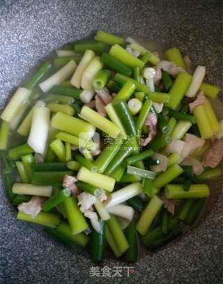 Stir-fried Pork with Garlic Sprouts in Spring Recipe - Simple Chinese Food