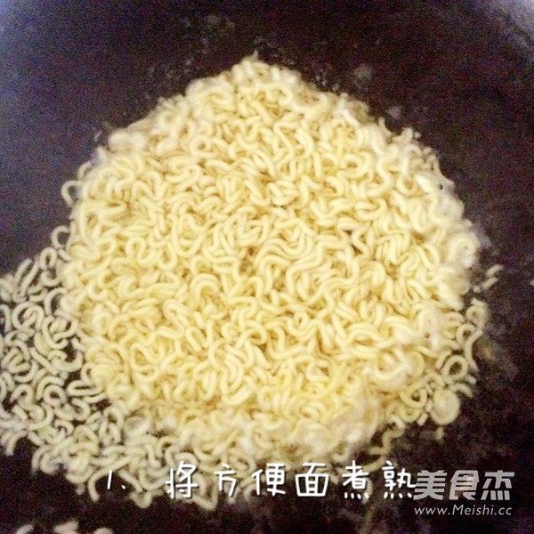 Instant Noodles with Egg Cover and Green Vegetables Recipe - Simple ...