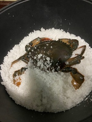 Salt-baked Crab, Simple and Quick Recipe - Simple Chinese Food